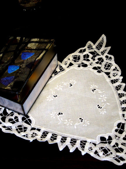 Battenburg Triangle Trim Doilies White - 16" — Accent Linens